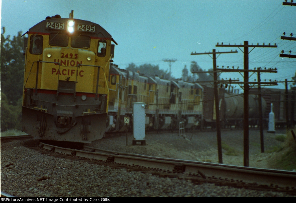 UP 2495 leads set of 8 C30-7s eastbound at Walnut siding